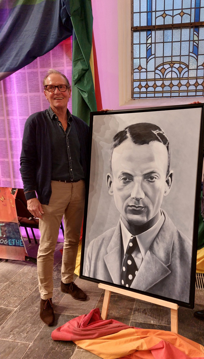 Portret Niek Engelschman onthuld tijdens jubileum Roze Stadsdorp | Roze ...